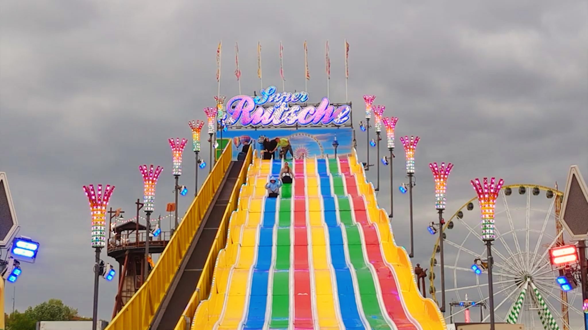 Wunderschönes Stuttgarter Frühlingsfest 2025: Alle Infos zu Fahrgeschäften, Bierzelten ...